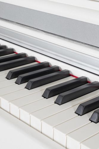 פסנתר חשמלי רהיט תוצרת גרמניה DP-345 עם מנגנון פטישים בצבע לבן 120347 ...