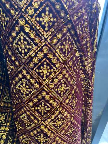 בד קטיפה עם רקמת זהב בצבע אדום בורדו - קטיפה